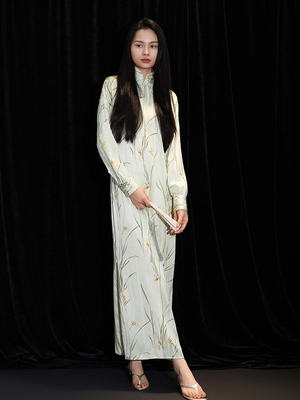 门里门外青白色玉兰定位印花真丝连衣裙BO24XQ0033D