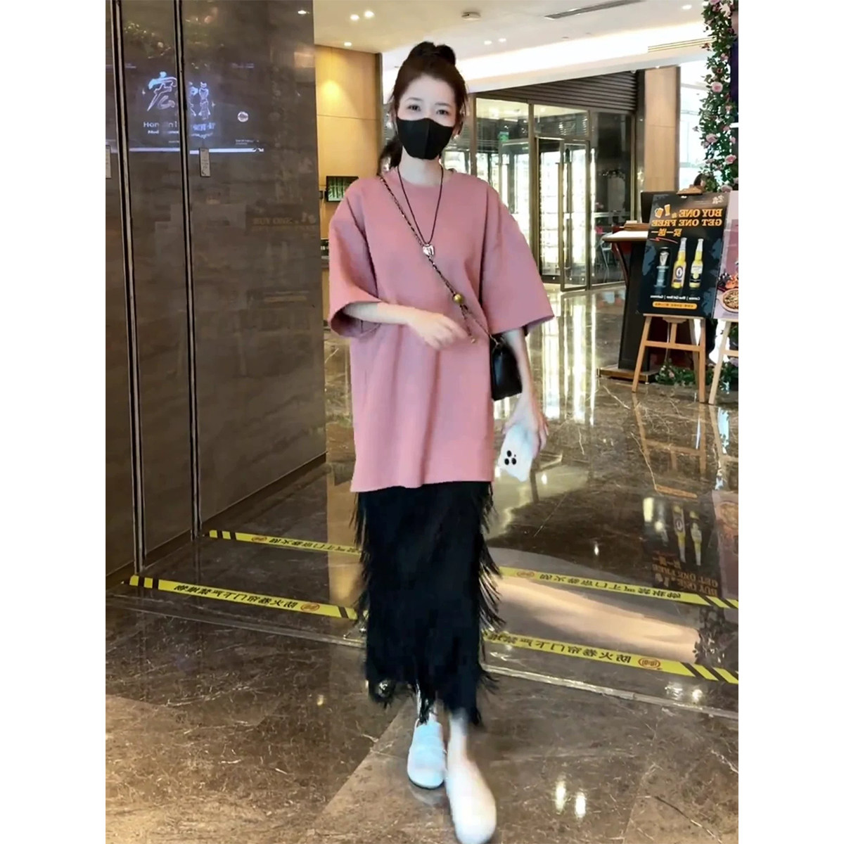 慵懒风休闲套装裙女夏季2026年新款宽松T恤黑色流苏半身裙两件套