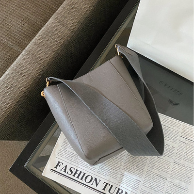 2025新款明星同款宽肩带sangle水桶包单肩斜跨真皮女包简约子母