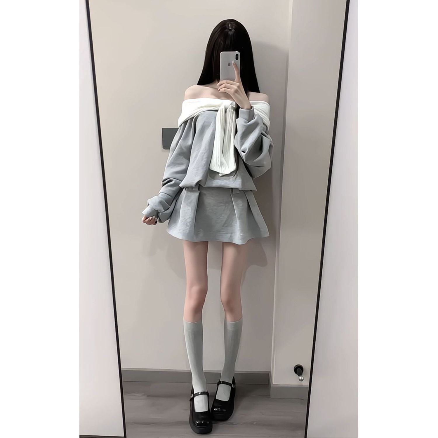 灰雾心事 韩系设计感灰色一字肩蝴蝶结长袖连衣裙收腰显瘦A字短裙