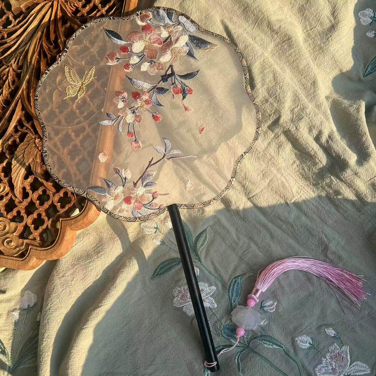 原创粉色海棠团扇绣花高级成品古典舞蹈八瓣扇子汉服配饰仙气旗袍