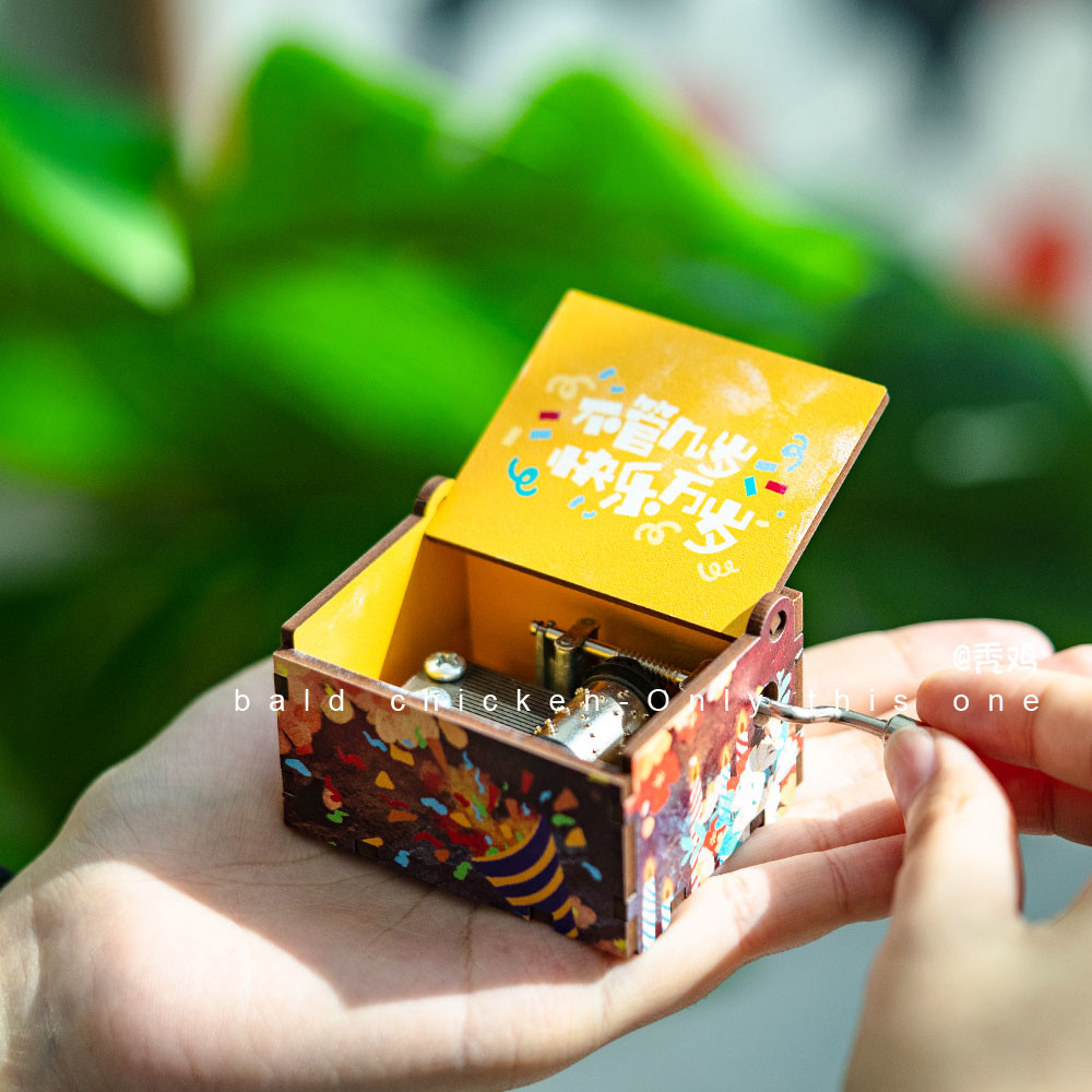 秃鸡!“一岁一礼一寸一欢喜”生日快乐木质手摇彩绘音乐盒送