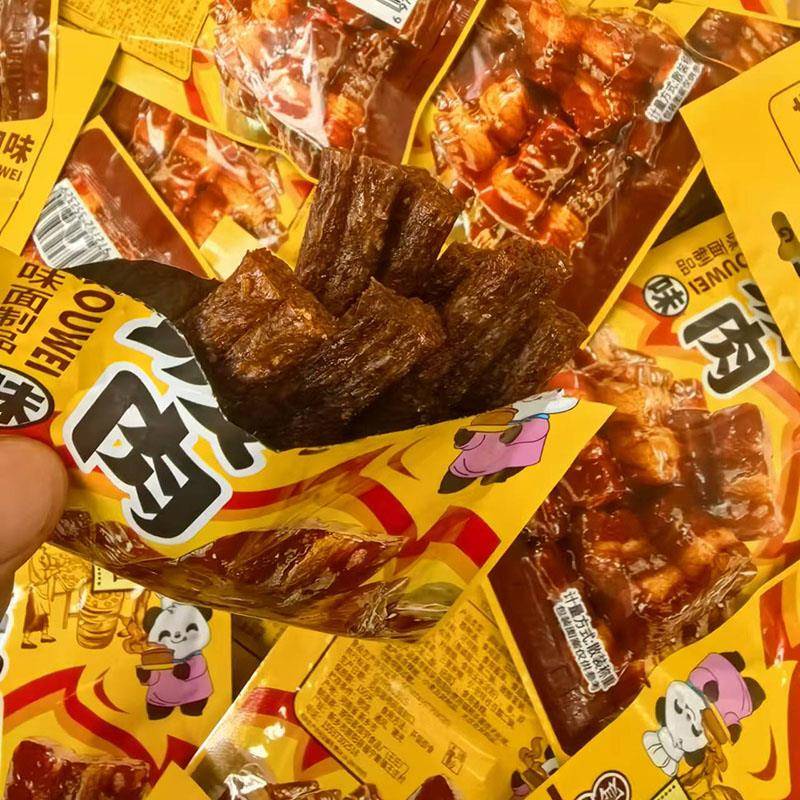 麦凯奇东坡肉味辣条网红零食儿豆制素面筋儿时辣条调味面制品