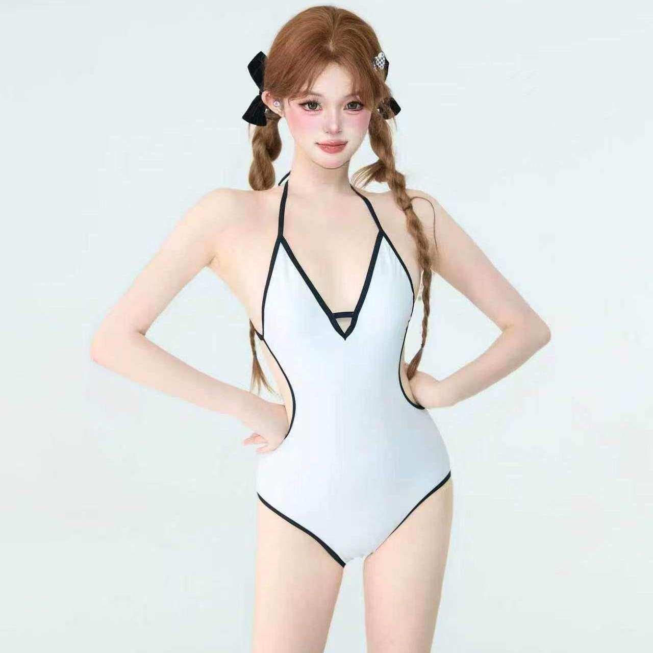 泳衣女款2026新款简约高级感连体三角性感挂脖海边度假泡温泉泳装
