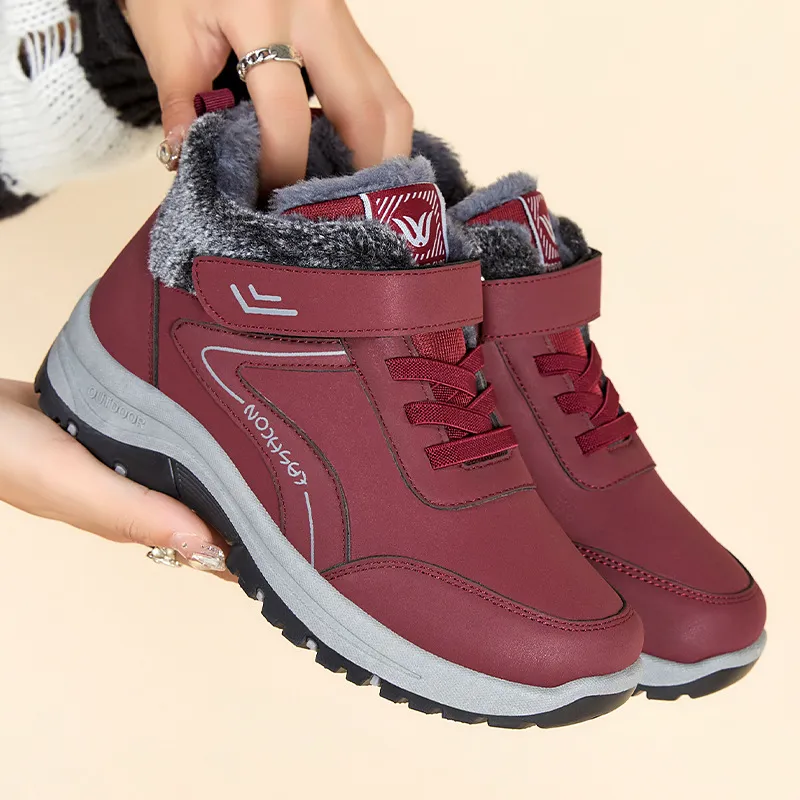 雪地靴女冬季新款加绒加厚女士短靴中老年登山健步女鞋皮靴子