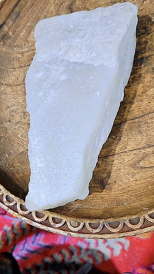 和田玉山料，重2542克，玉质细腻，白度高，油性好，表面光滑