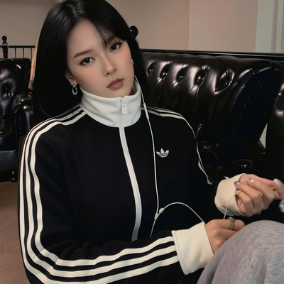 阿迪达斯三叶草女款立领针织夹克