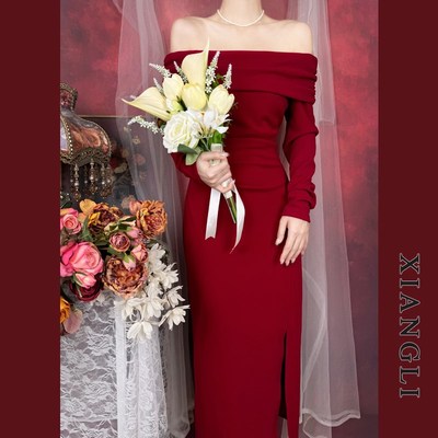 巷里法式复古红色连衣裙秋冬一字肩显瘦气质订婚敬酒开叉小礼服裙