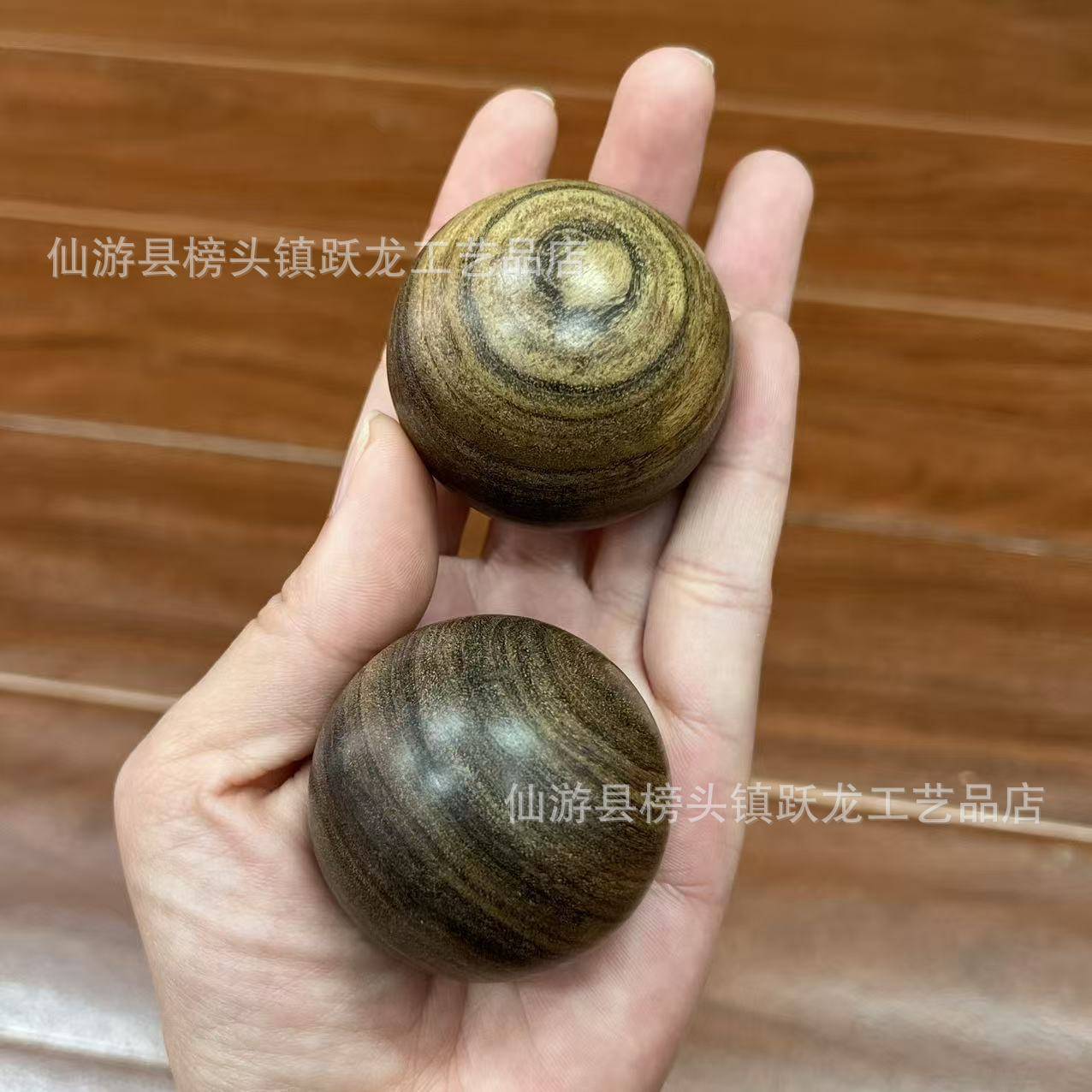 沉香木木雕保健球实木健身球握力球锻炼手部力量减压木质按摩球