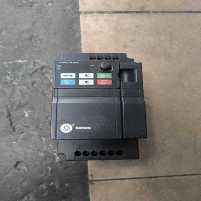 众辰H2400S03D7K，3.7KW，380V，成色如【侨报商行】