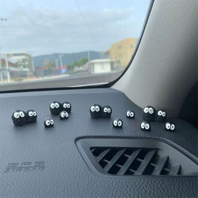 日系手办小黑球精灵车内装饰摆件可爱汽车中控台车载摆件小煤球