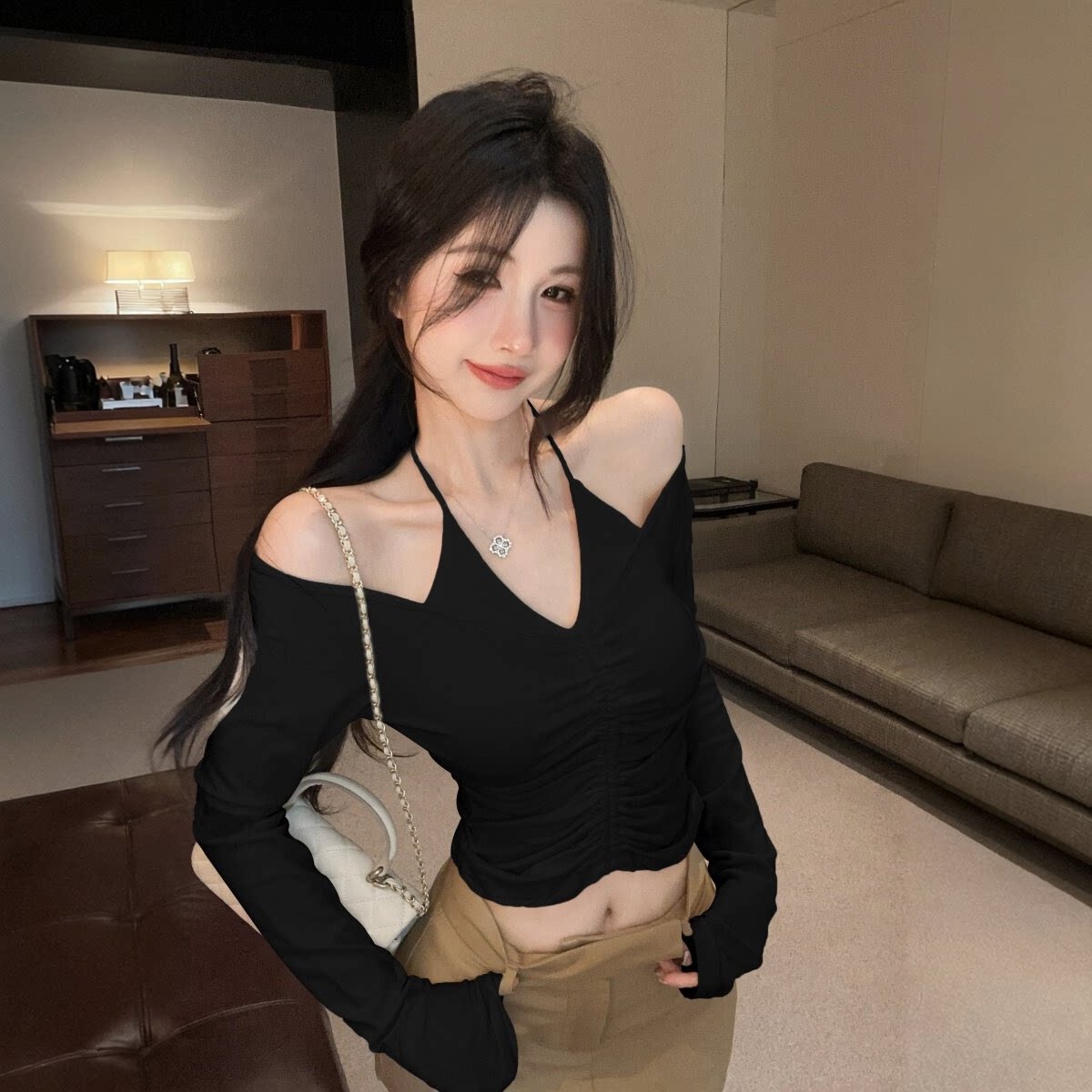 辣妹露肩褶皱V领上衣女秋纯欲短款长袖T恤修身性感百搭显瘦打底衫