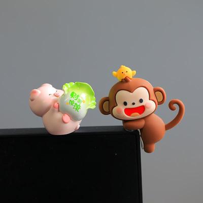 可爱猴子办公室工位桌面摆件电脑电视机显示器屏幕趴趴车载装饰品