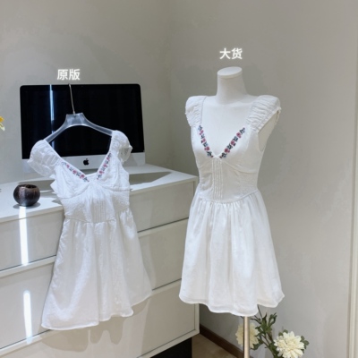 宅女同款甜美刺绣V领收腰连衣裙