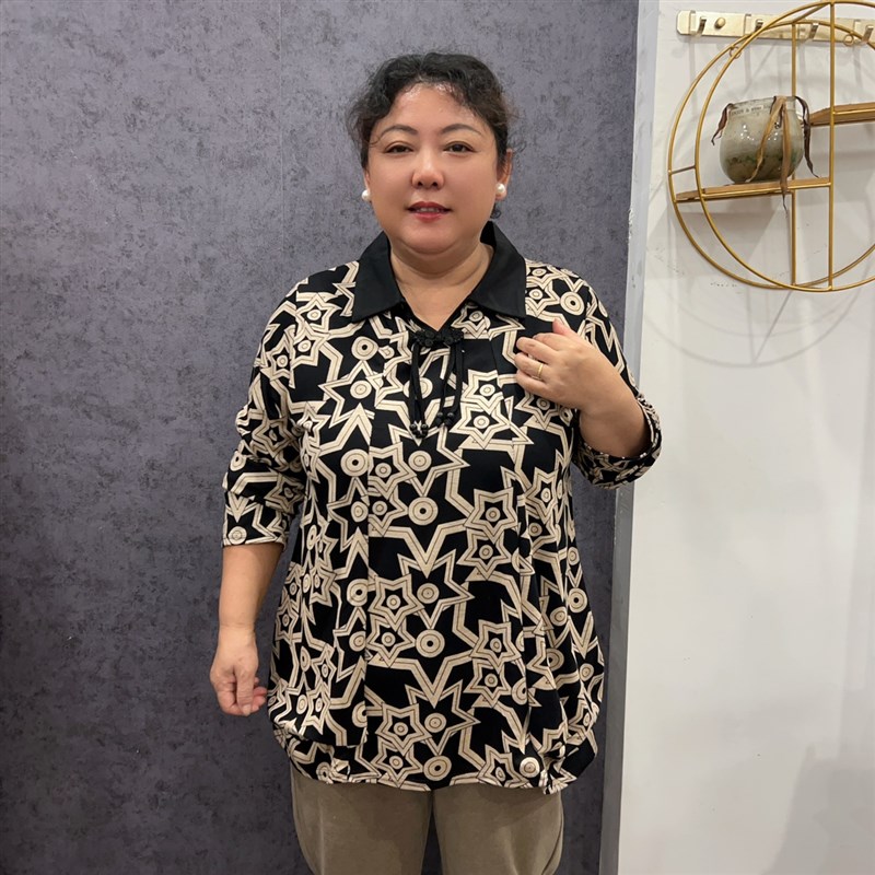 时尚翻领不规则下摆长袖t恤女士宽松大码中老年妈妈装秋季上衣