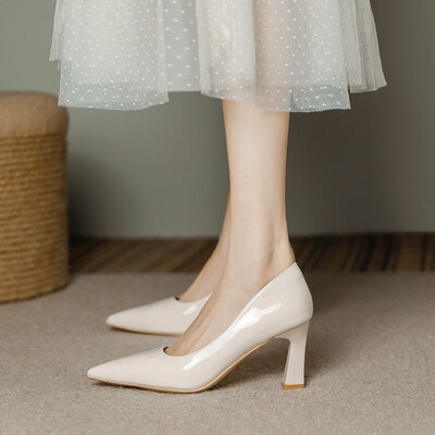 米白色高跟鞋女粗跟尖头7厘米2024春秋新款单鞋软皮配裙面试礼仪