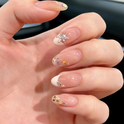 2026新款春日花朵穿戴甲手工中长海莉简约美甲高级绝美杏仁指甲