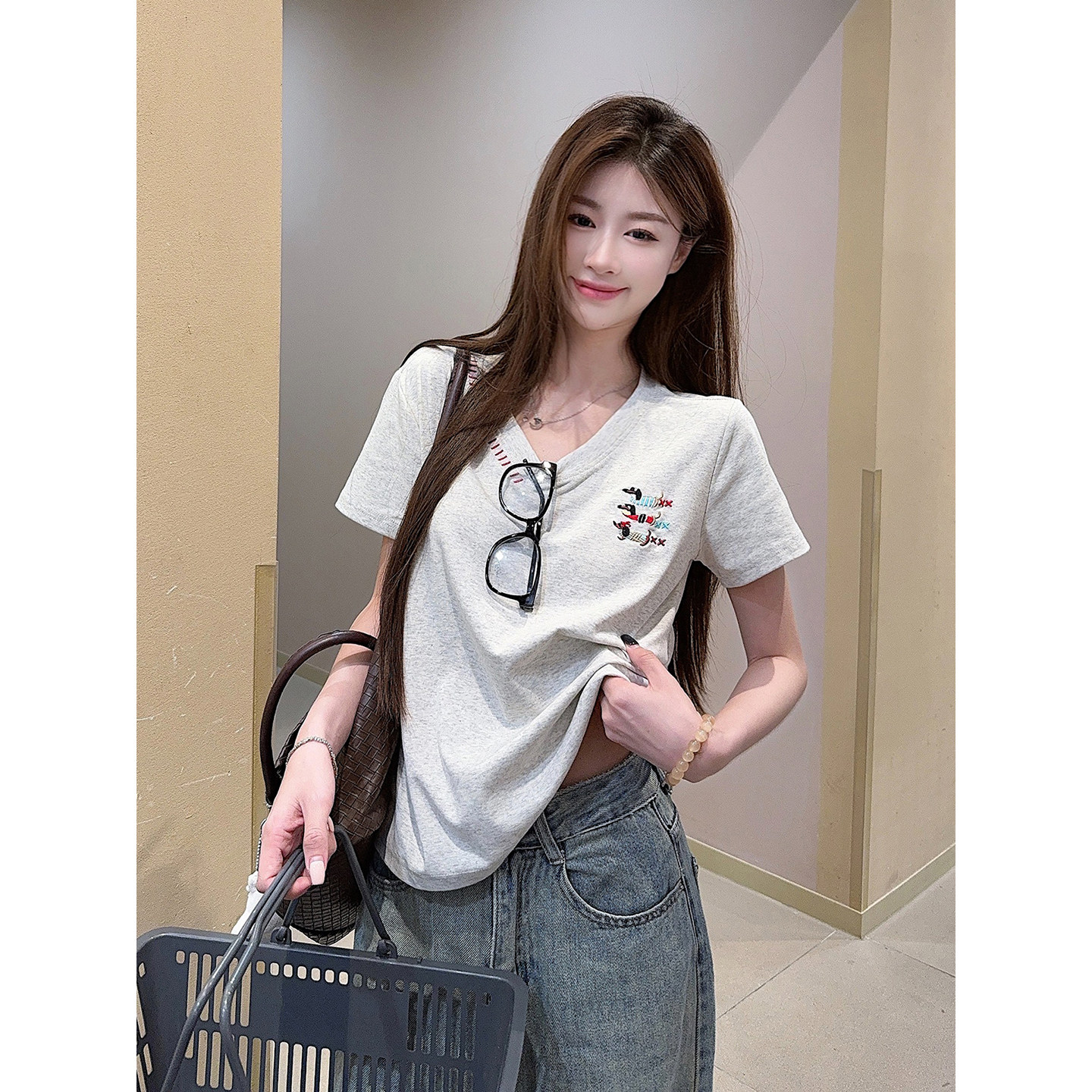 正肩刺绣小狗V领短袖T恤女2025新款夏季设计感小众宽松百搭女上衣