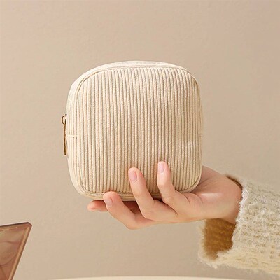 Fahion Makeup Liptick Sanitary Napkin Cae Cometic Storage Po