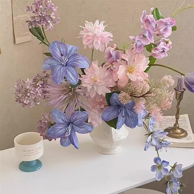 花艺师设计梦幻光镜油画风仿真花花束插花粉色蓝紫色插花软装餐桌