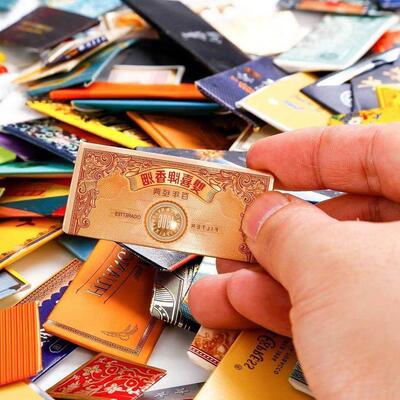 稀有绝版烟牌便宜的100张呸呸轰轰卡收集册收纳盒折叠好