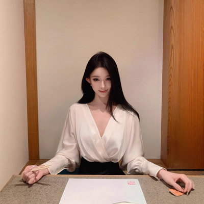 JAYKY YANG赫本小姐撞色V领蝙蝠袖气质衬衫绑带收腰长袖上衣