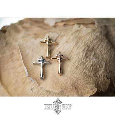 特土人体穿孔爱心十字架18K金