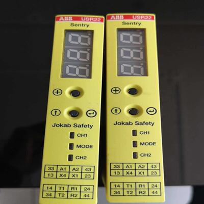 配件全新没包装ABB USR22 24VDC安全继电器2TLA010070R议价