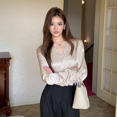 HeartyBite 2025秋冬新款设计感V领缎面醋酸衬衫女长袖衬衣百搭上