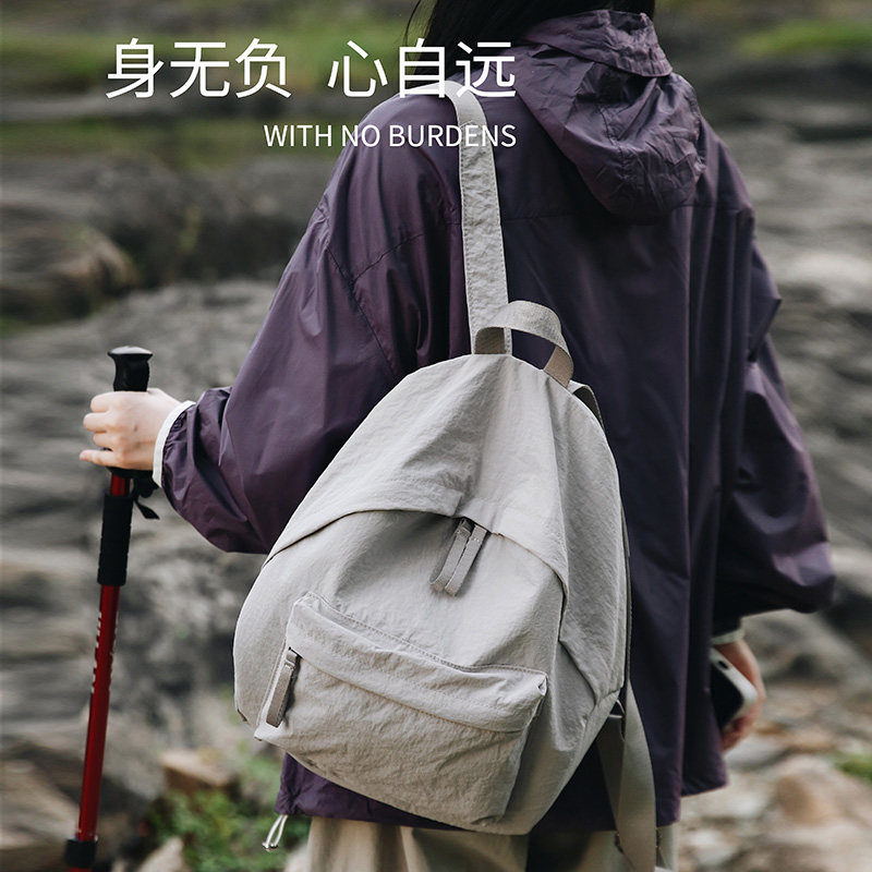 户外轻便休闲双肩包女大容量出游徒步旅行背包中学生通勤书包女生