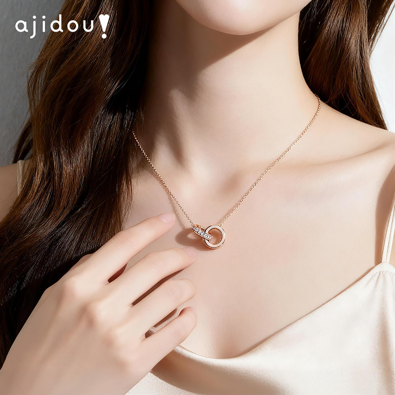 AJIDOU阿吉豆项链女款罗马圆环吊坠轻奢配饰小蛮腰颈链小众锁骨链