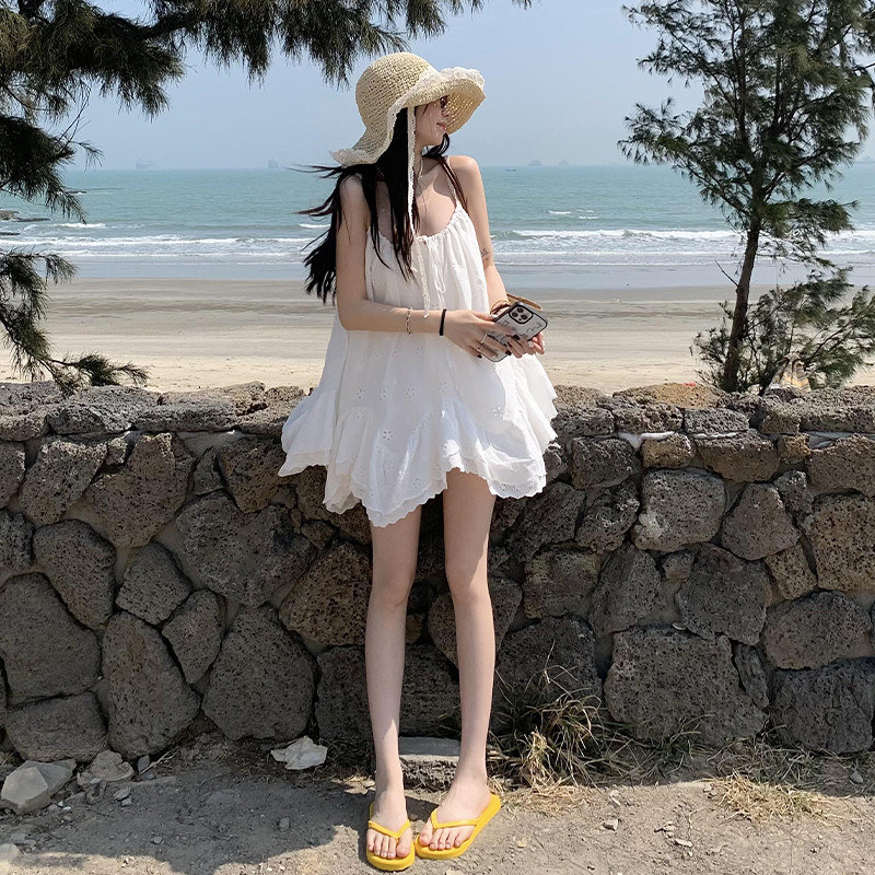 法式白色吊带连衣裙子女夏季气质海边度假风仙女不规则娃娃短裙子