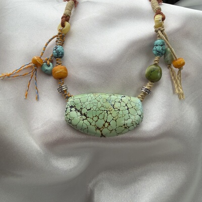 绿松石菜籽色网花吊坠长43.9宽24.7 厚12.5 重21.2克配绿松石蜜蜡