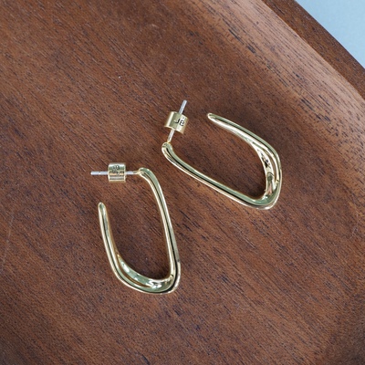 精致线条。jennyb闪亮金色U字立体设计耳钉925银针高级时髦简约