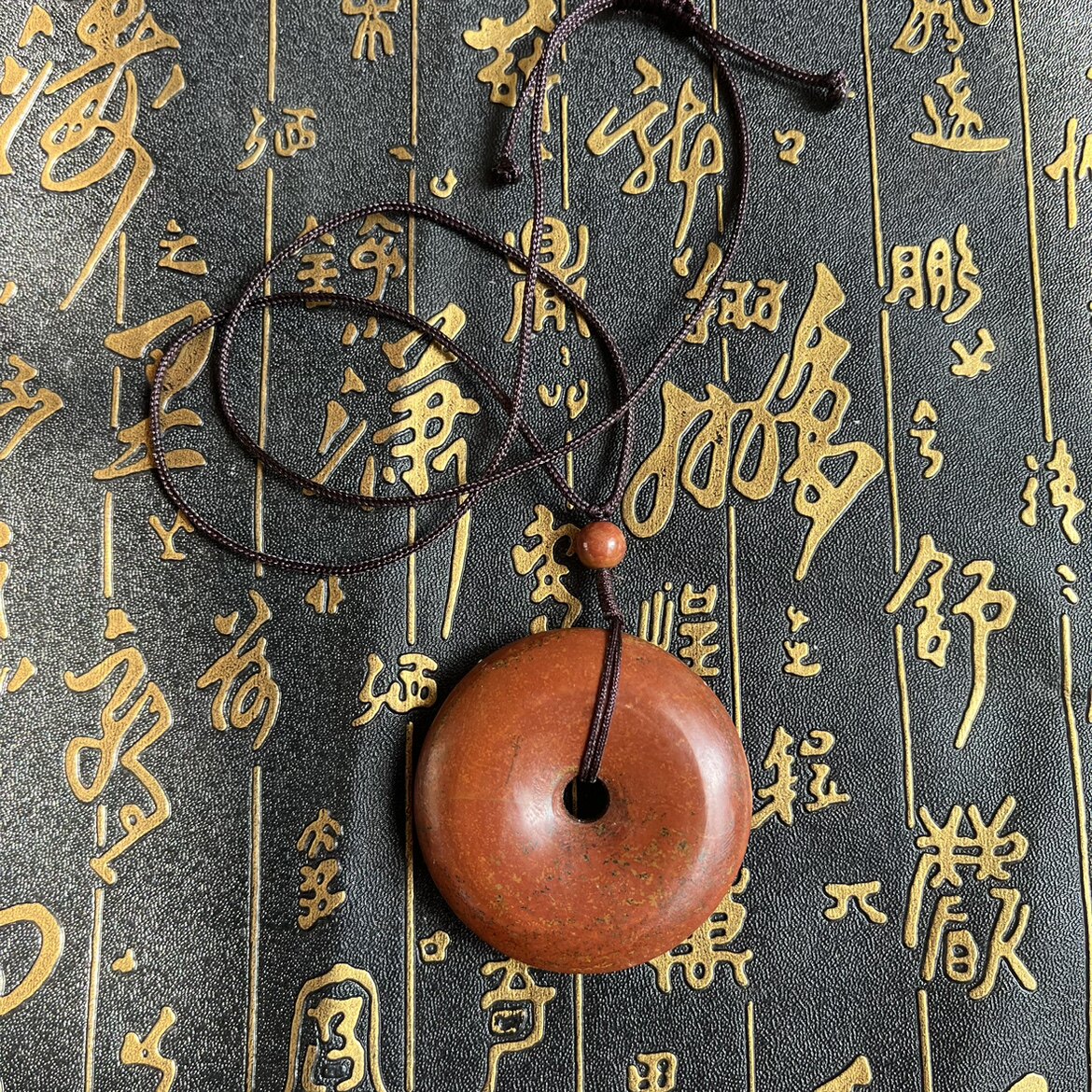 泗水天然红砭石原石打磨吊坠平安扣平安无事牌大肉扣罗汉眼吊坠