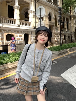 FGOB针织衫圆领刺绣麻花