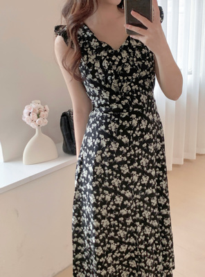 最小的海 黑色小飞袖碎花收腰吊带连衣裙2024夏季温柔气质中长裙