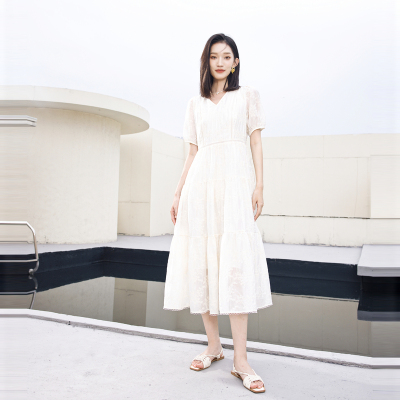 婉甸2025夏季新品米白水溶绣V领连衣裙1242N64QY5
