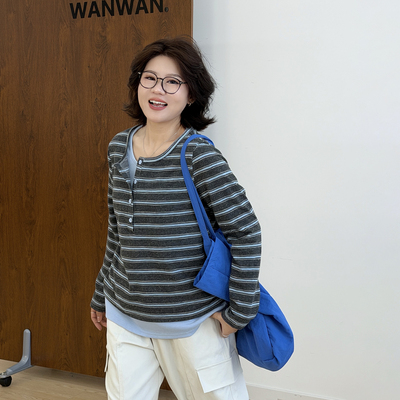 宛宛大码女秋季新款胖mm假两件条纹亨利领针织衫长袖撞色毛衣上衣