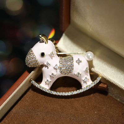 西凉妃子 可爱卡通白色珐琅木马胸针 服装穿搭配饰生肖马胸花别针