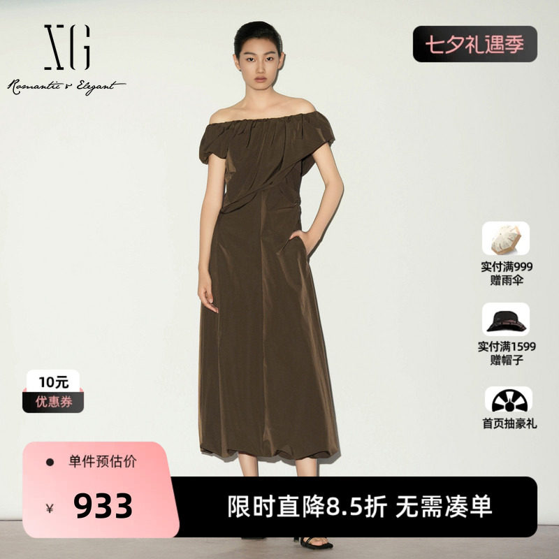 【单件立减】XG雪歌咖色一字肩花苞褶皱连衣裙2026夏季新款收腰女