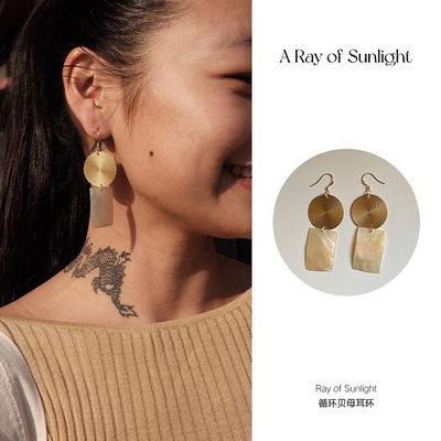 ARayofSunlight金属循环贝壳耳环