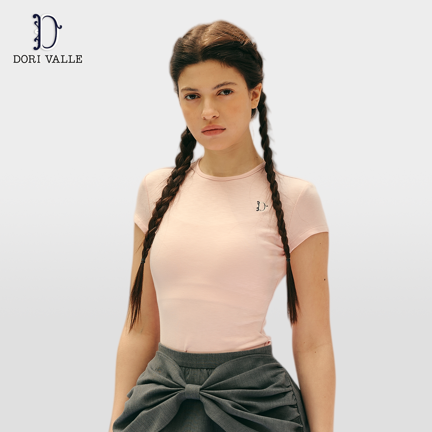 Dori Valle 2026夏季新款日常百搭修身正肩刺绣圆领针织短袖T恤女
