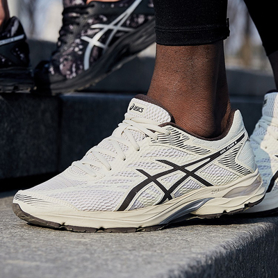 Asics复古轻便男子缓震跑步鞋