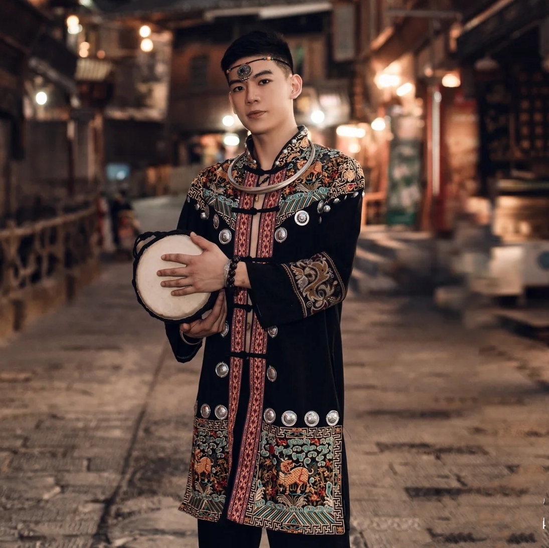 新款男士苗族服饰土家族壮族少数民族服装舞台演出服旅拍摄影情侣虎窝淘