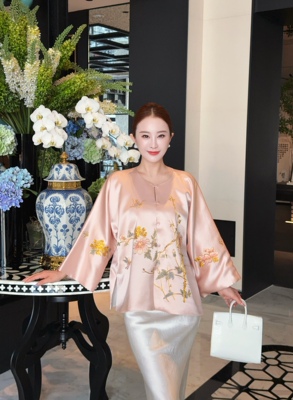 高定款 醋酸缎面新中式国风绣花短外套女 26新款轻奢改良圆领上衣