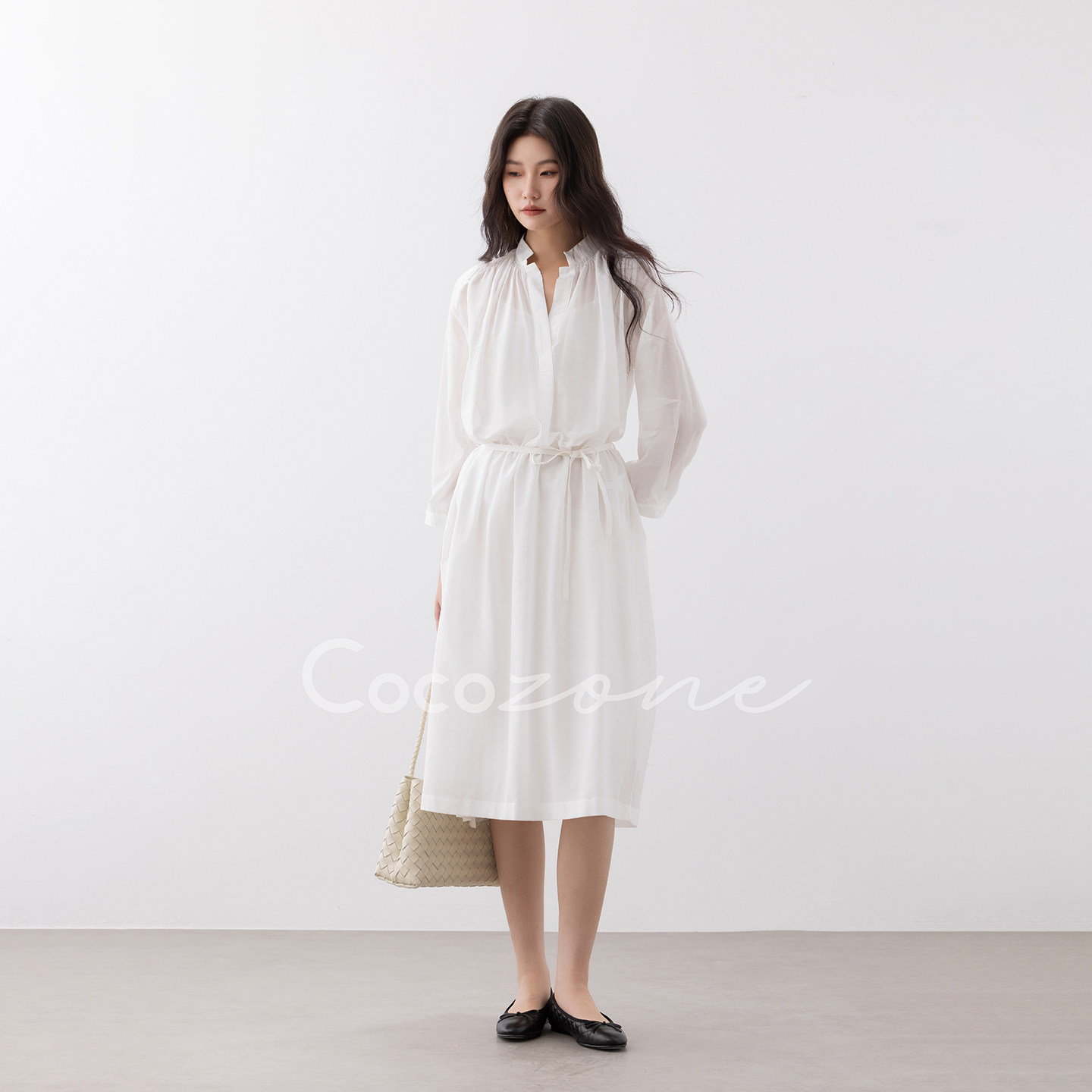 COCO ZONE 刘一一2026早秋新款设计宽松系扣休闲白色连衣裙长裙女
