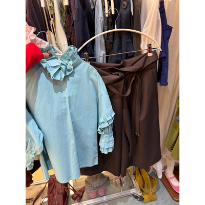 一善服饰秋冬上新温柔风木耳边泡泡袖宽松衬衫8033