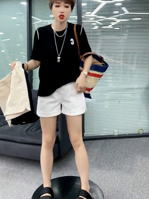 百搭小开叉阔腿裤松紧腰休闲短裤