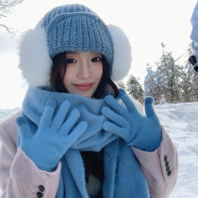 蓝色护耳毛线帽子哈尔滨雪地